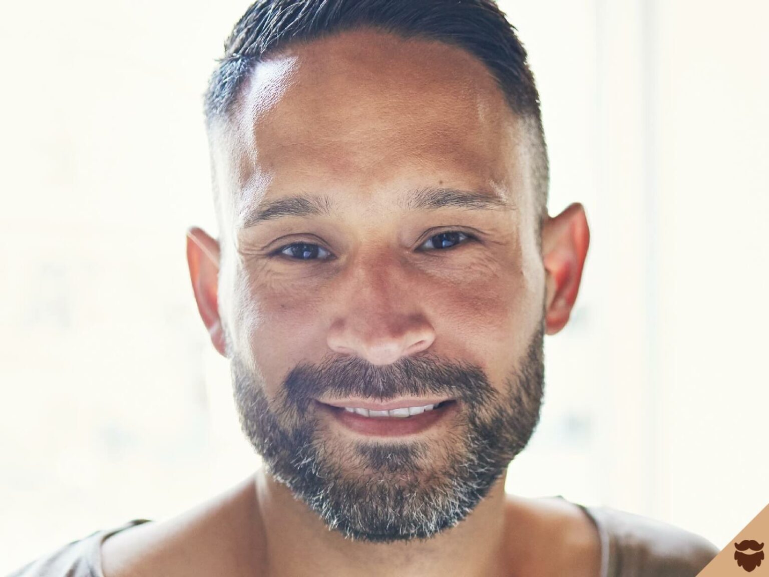 Barbe Courte : Bien se la tailler + Styles & Entretien | BDW