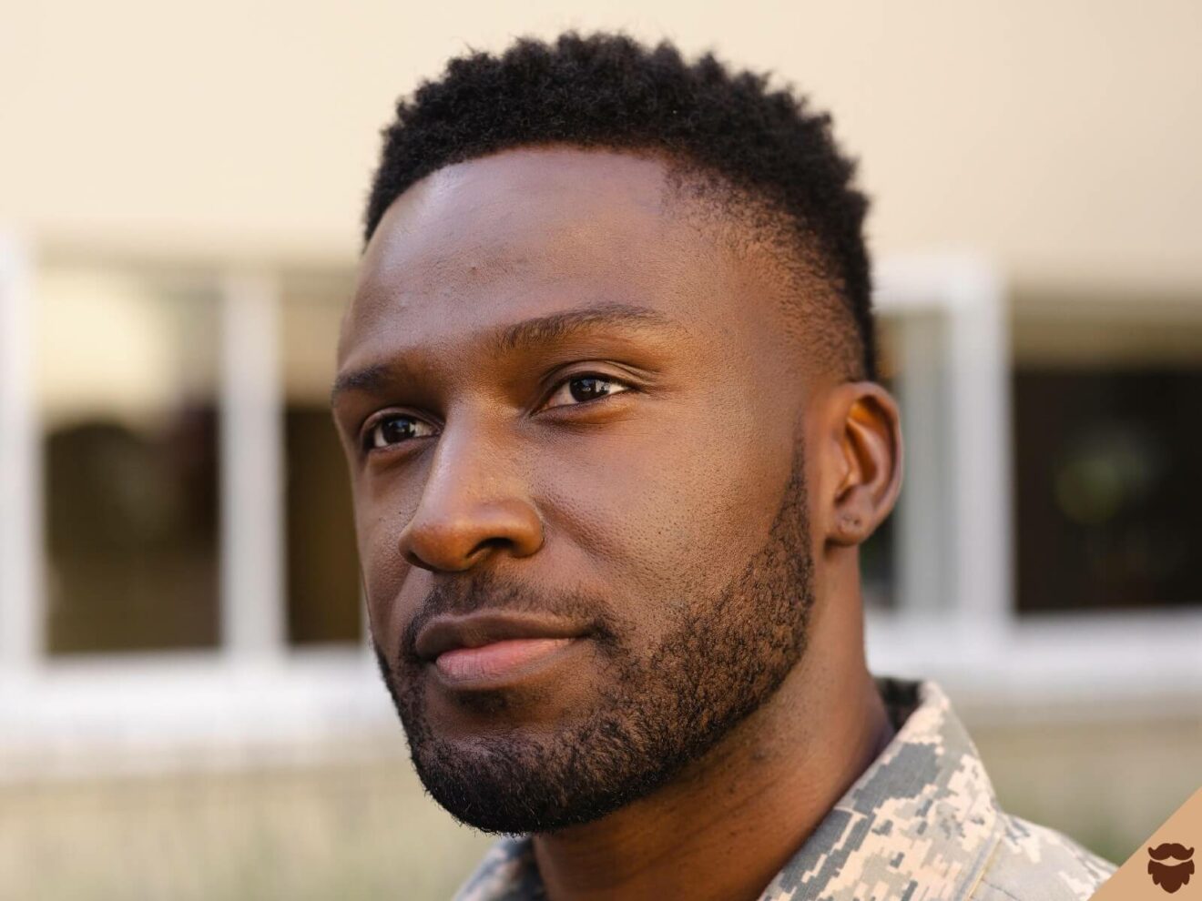 Barbe Courte : Bien se la tailler + Styles & Entretien | BDW