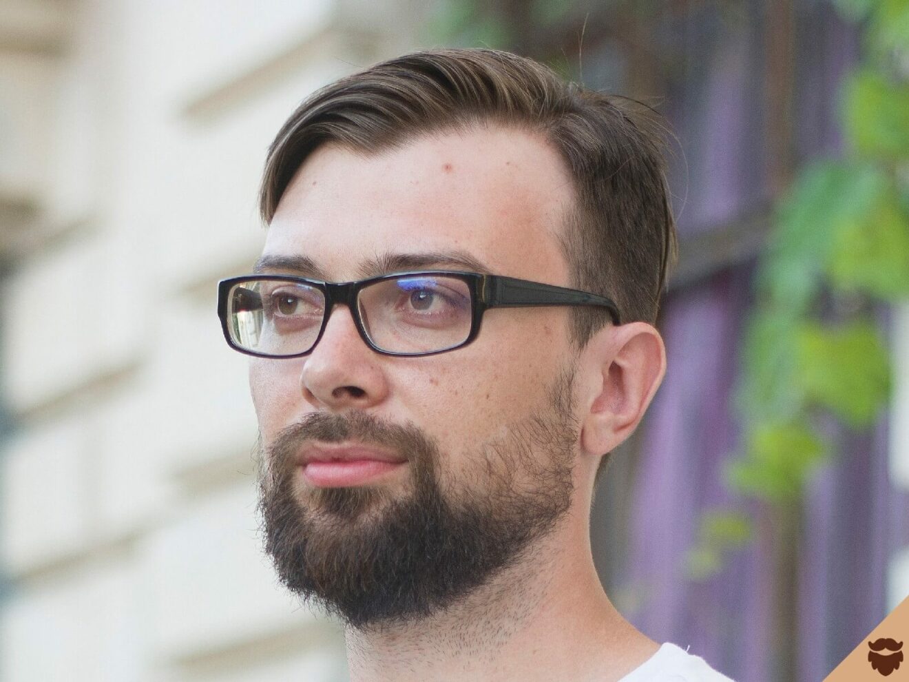 Barbe Courte : Bien se la tailler + Styles & Entretien | BDW